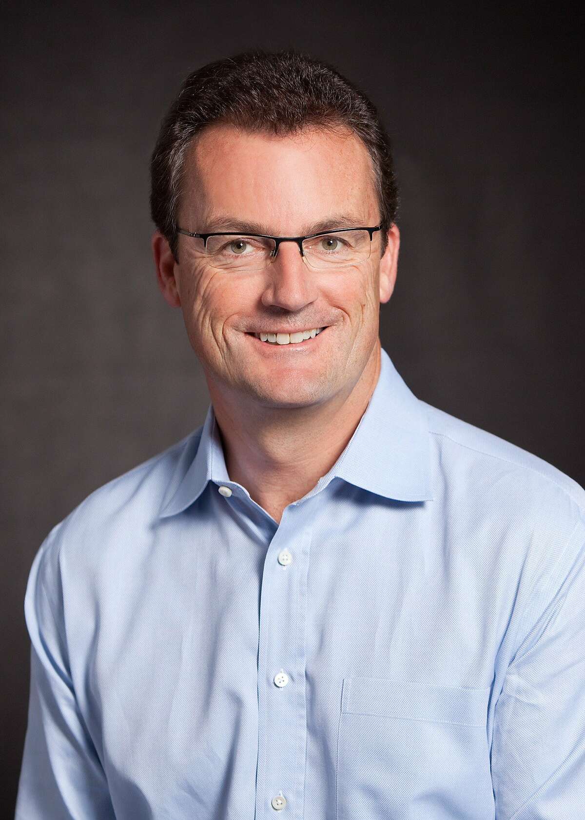 2 ultimate Frisbee leagues throwing into wind