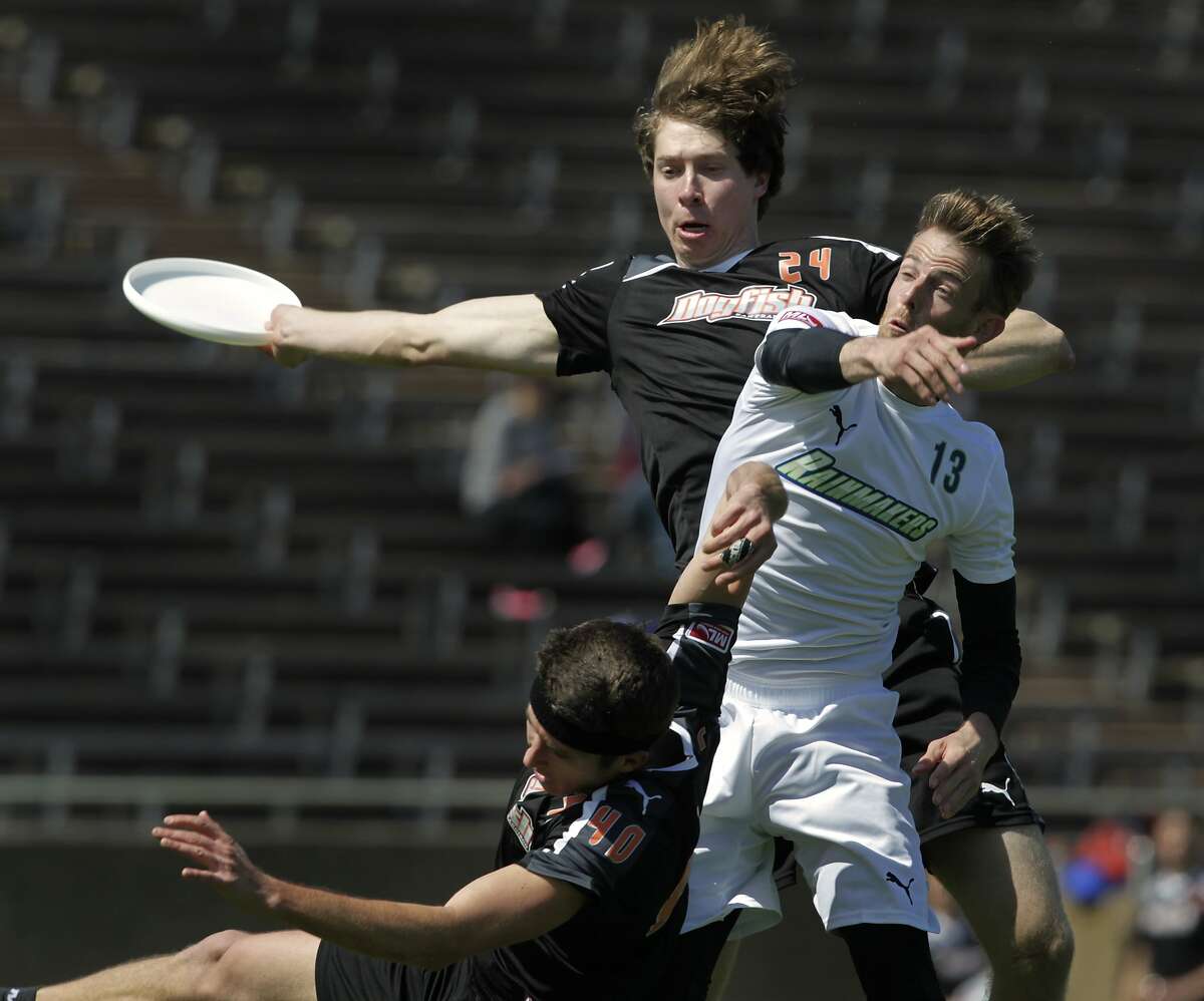 2 ultimate Frisbee leagues throwing into wind