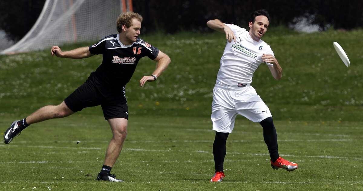 2 ultimate Frisbee leagues throwing into wind