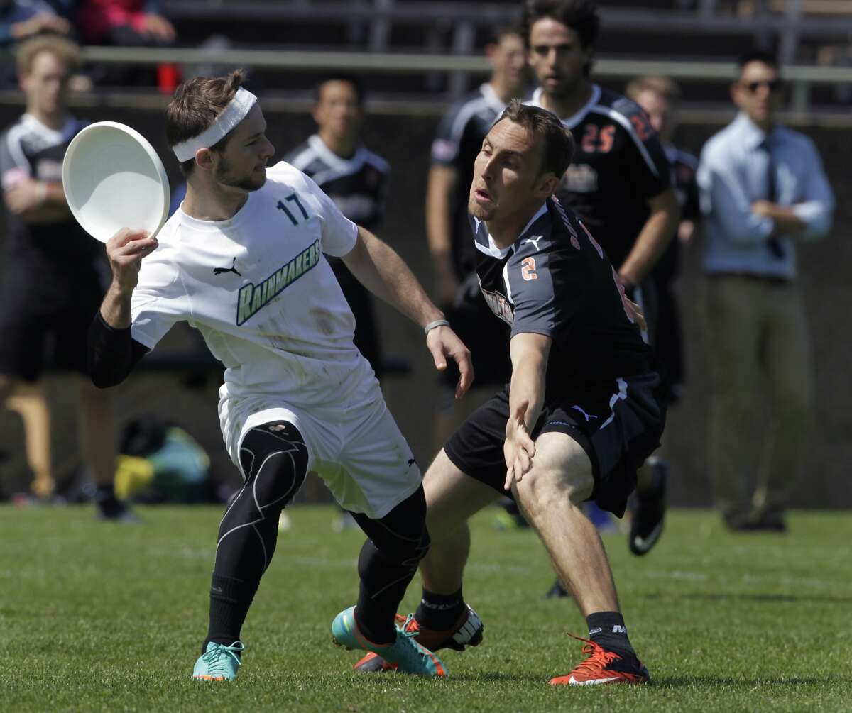 2 ultimate Frisbee leagues throwing into wind
