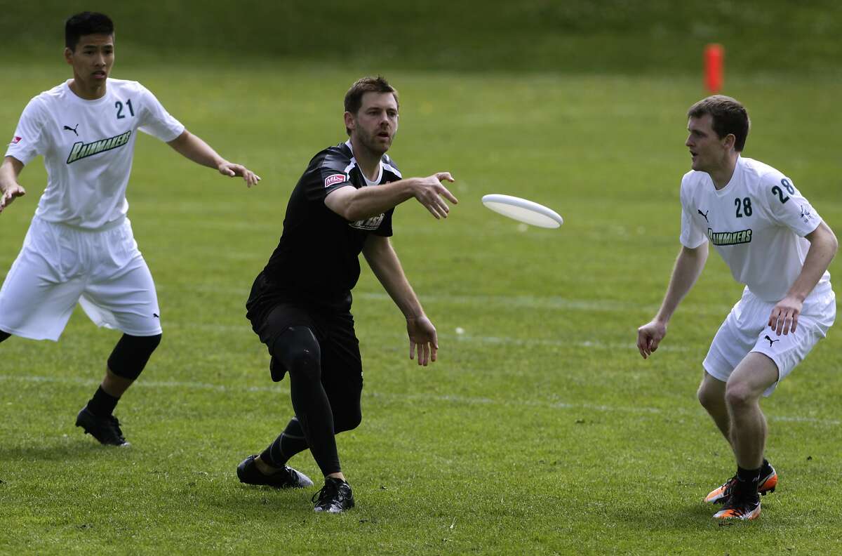 2 ultimate Frisbee leagues throwing into wind