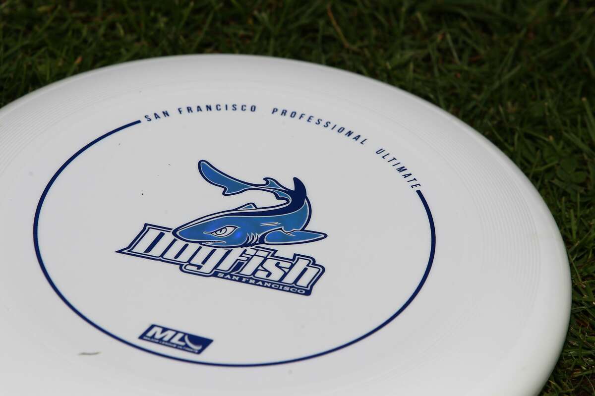 2 ultimate Frisbee leagues throwing into wind