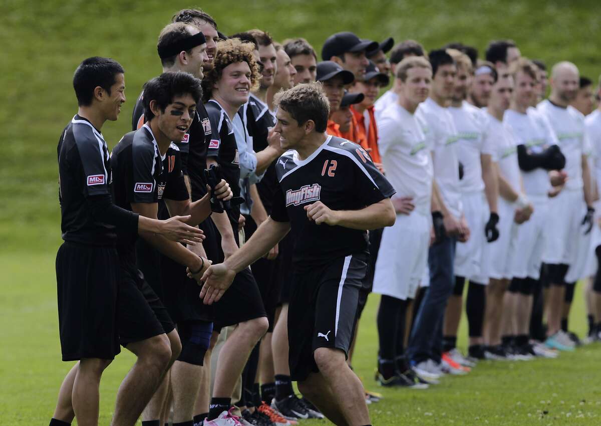 2 ultimate Frisbee leagues throwing into wind