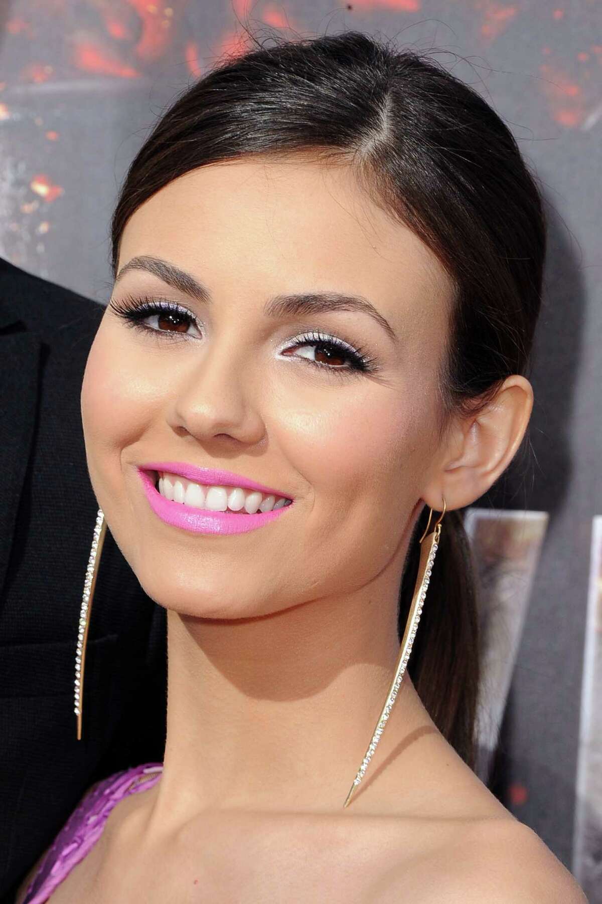 Many faces of Victoria Justice looking wayyyy too cute at MTV Awards