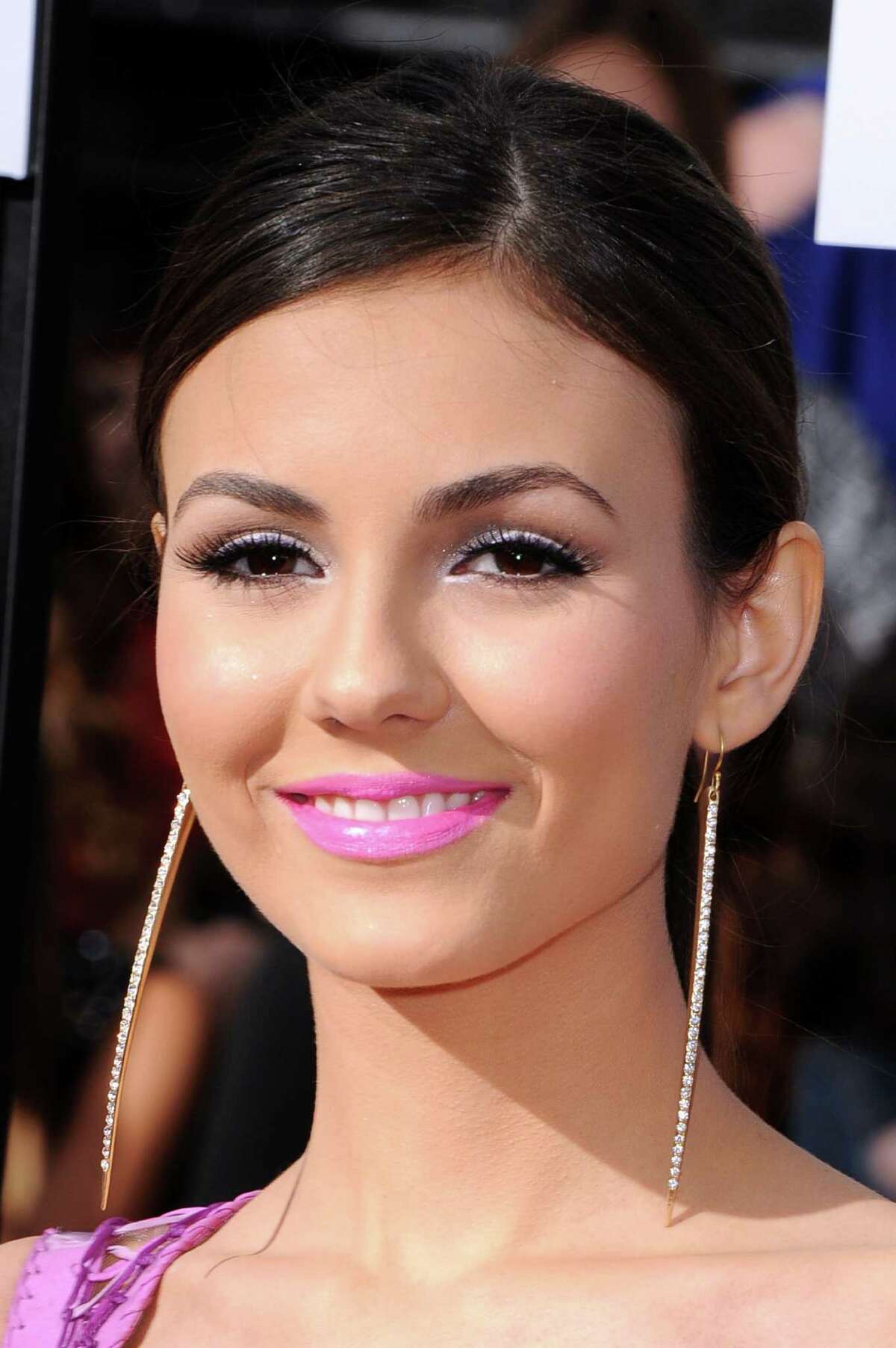 Many faces of Victoria Justice looking wayyyy too cute at MTV Awards