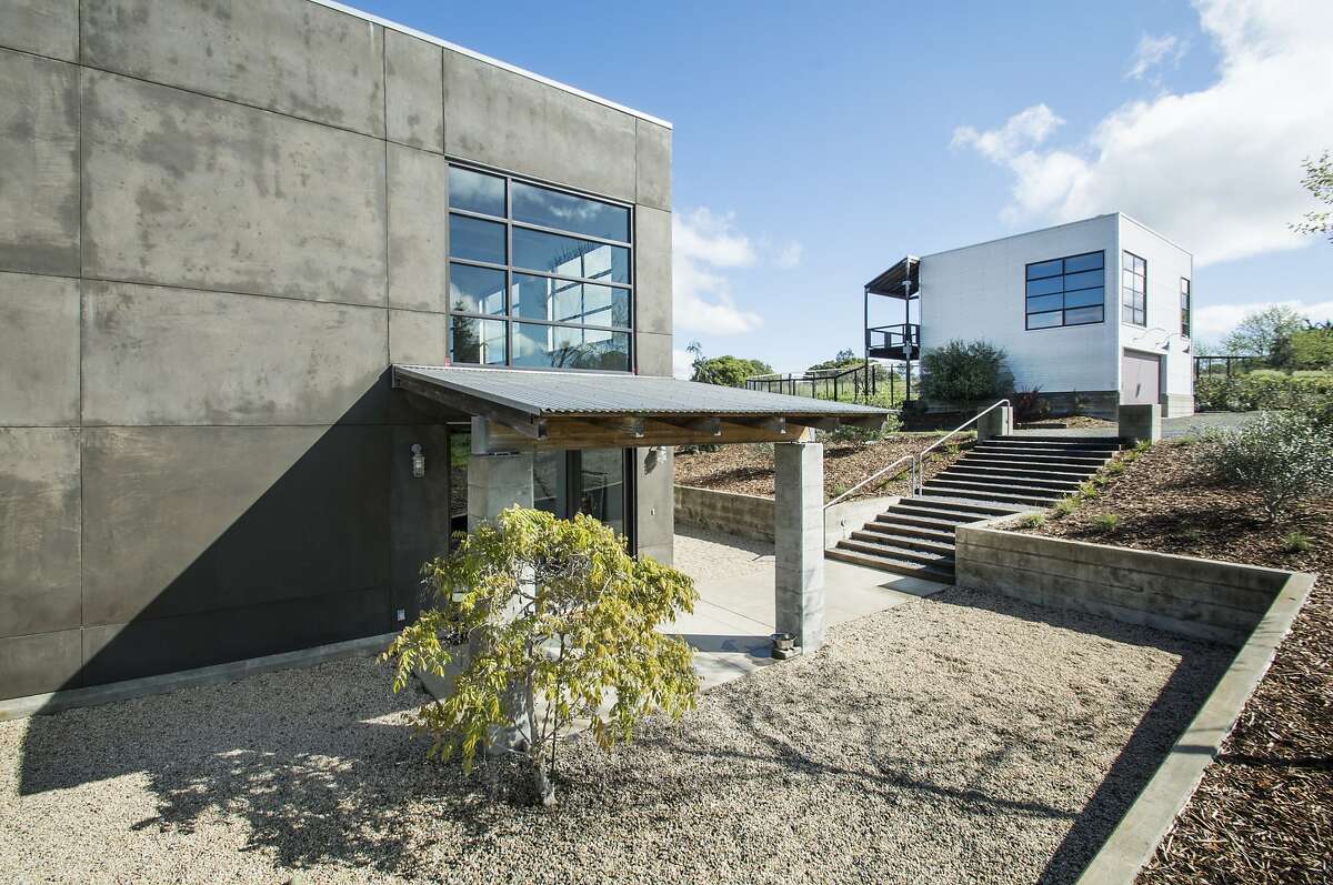 Sebastopol home includes apple orchard
