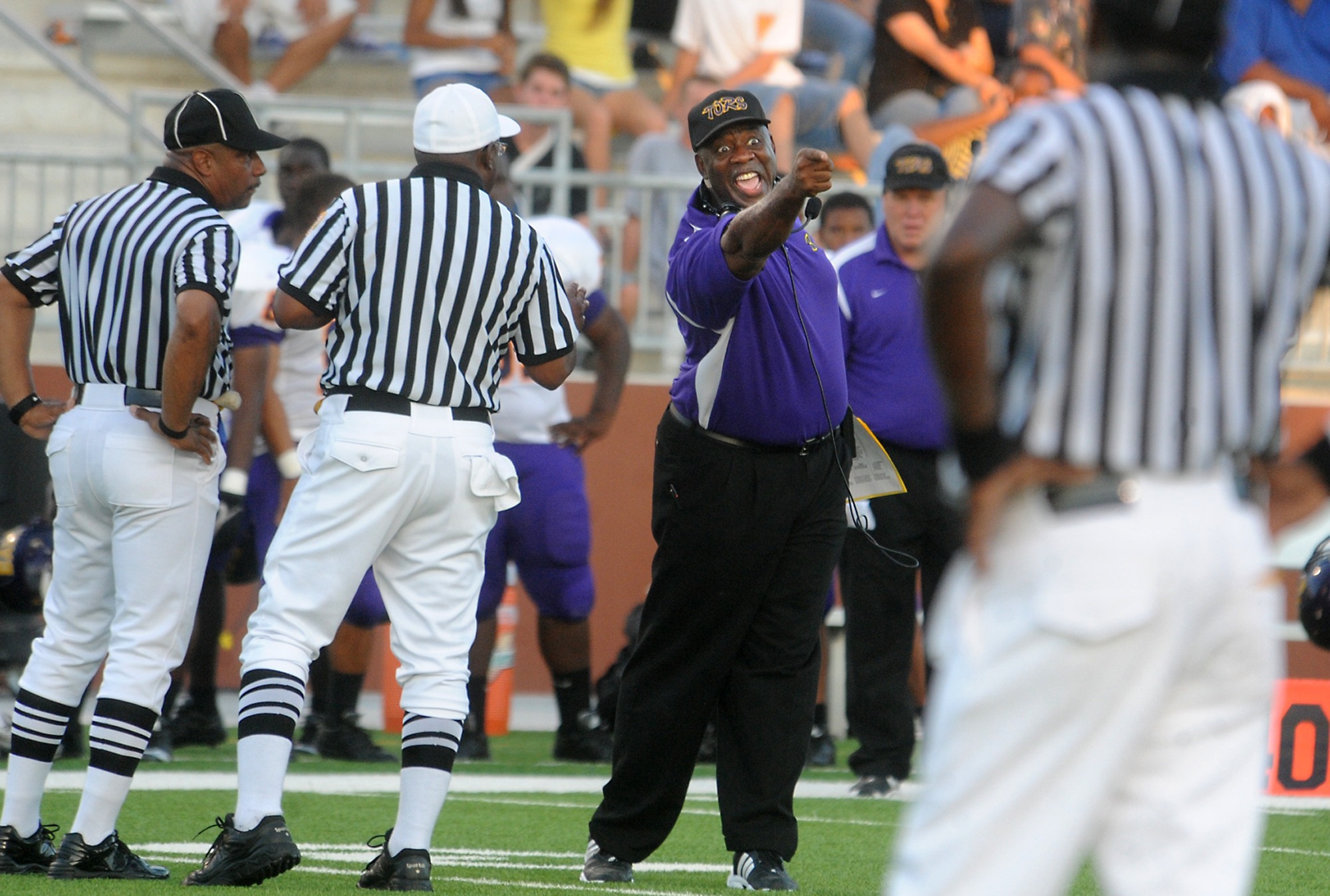 Ozen names Suggs as new coach