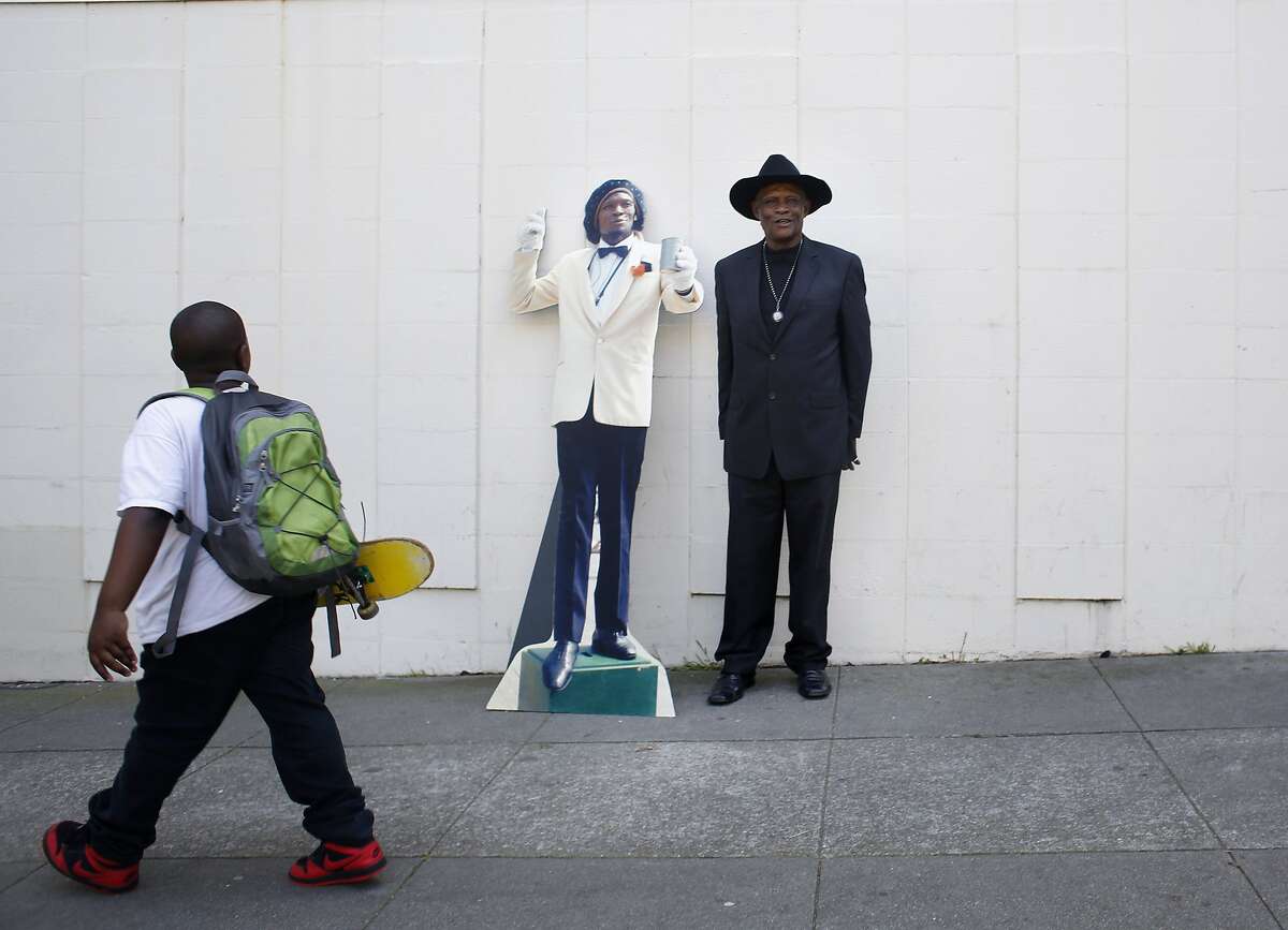 Performer proclaims his standing as inventor of 'statuing'