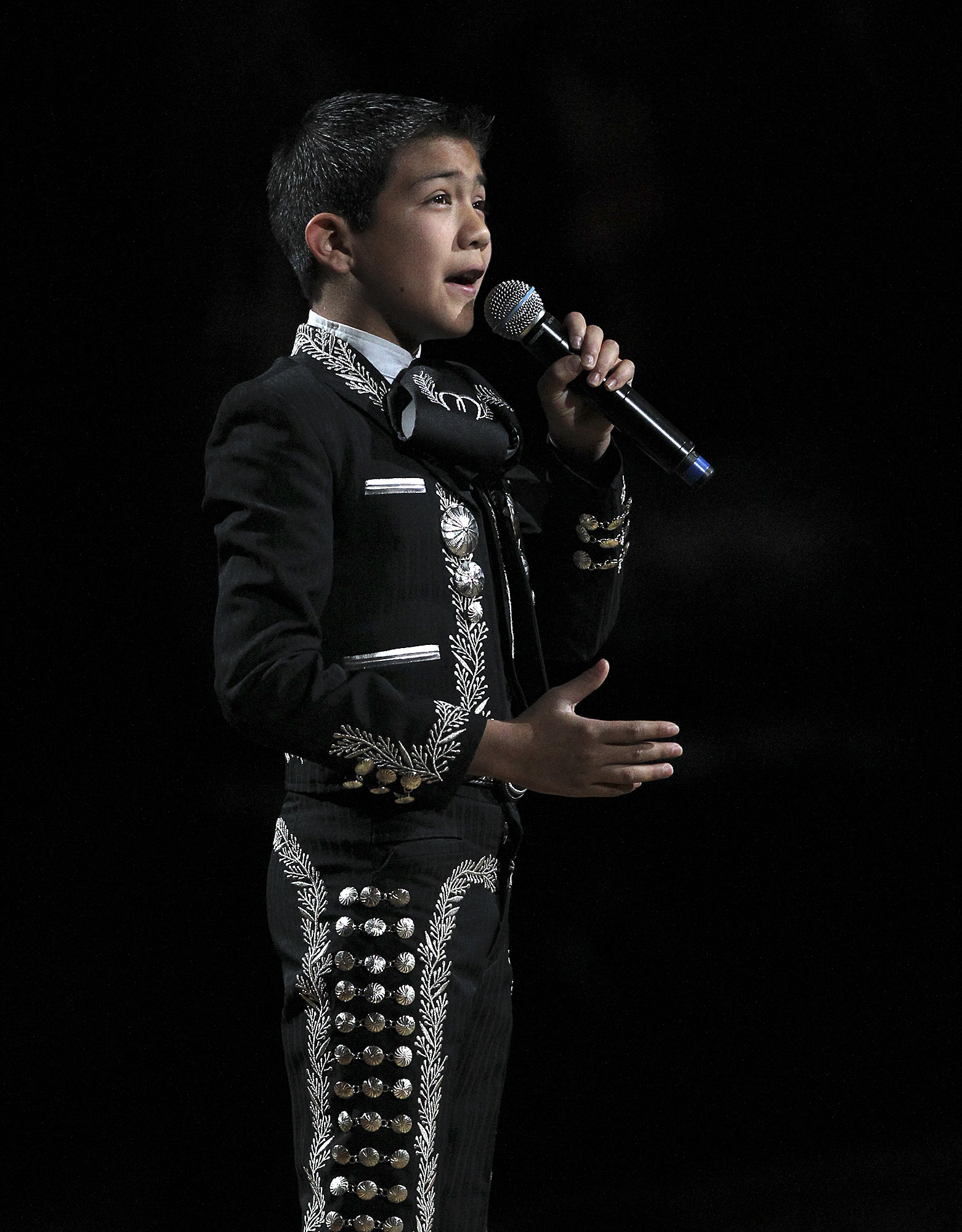 Young mariachi performer from Texas sings at debate