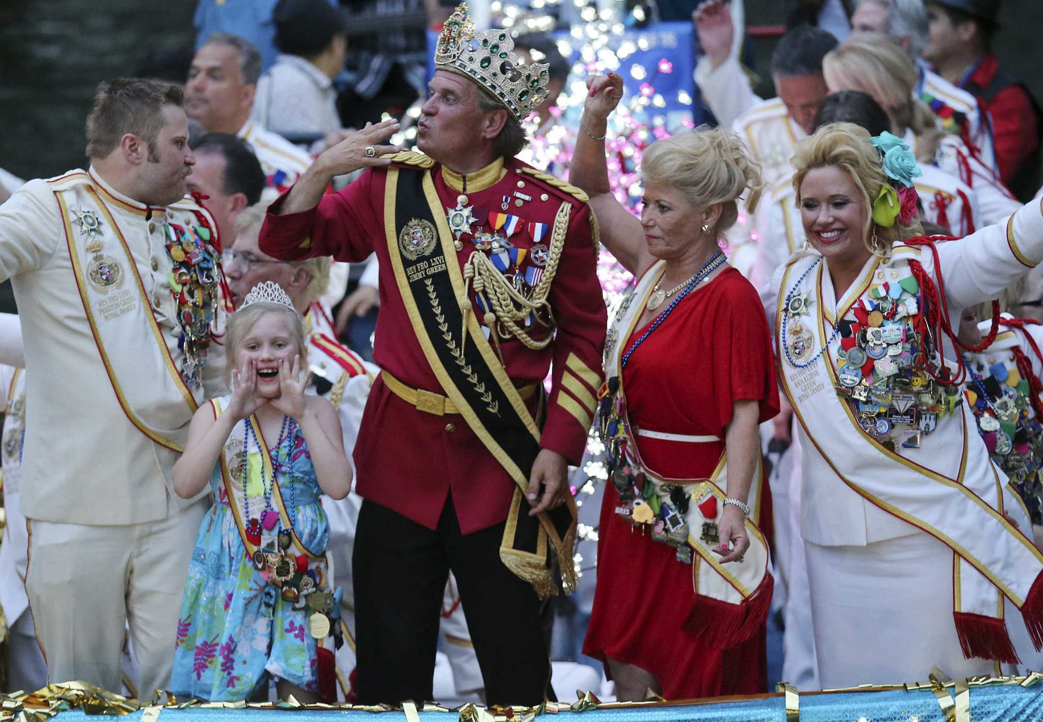 Crowds flock to River Walk for Fiesta's first parade
