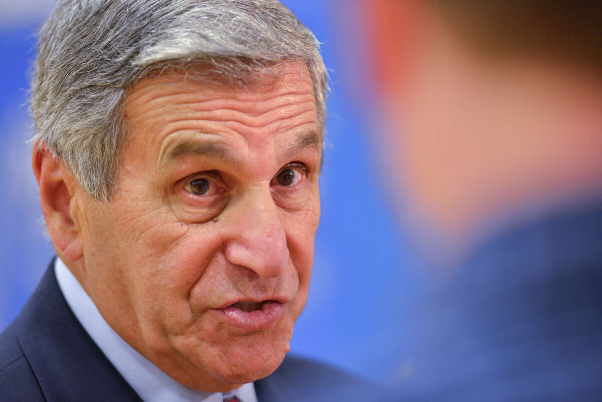 Ex-UCLA coach Harrick visits OLLU