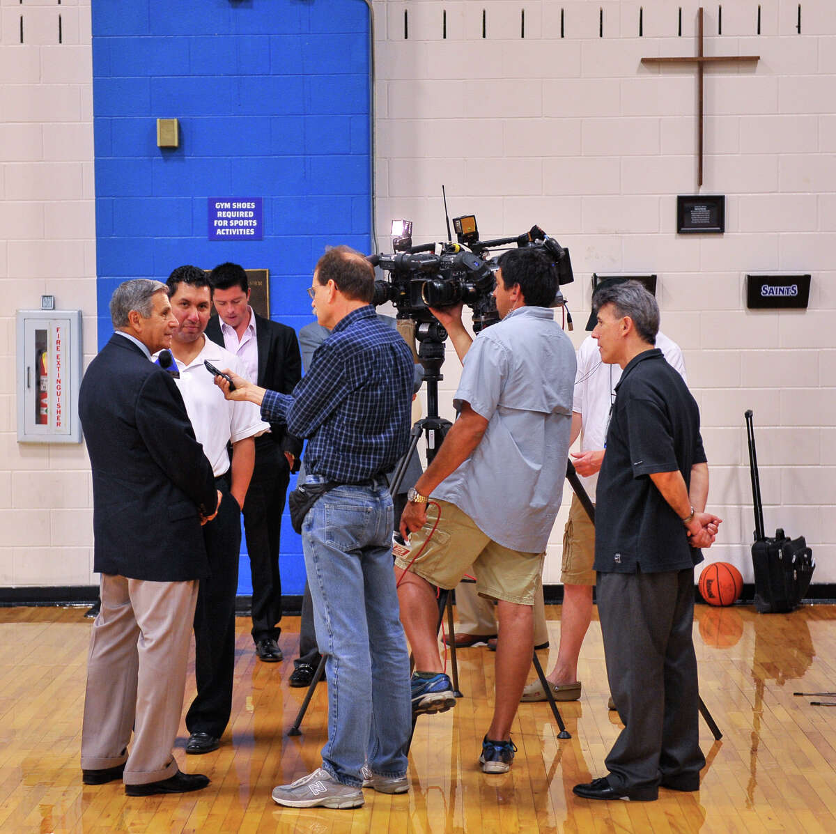Ex-UCLA coach Harrick visits OLLU
