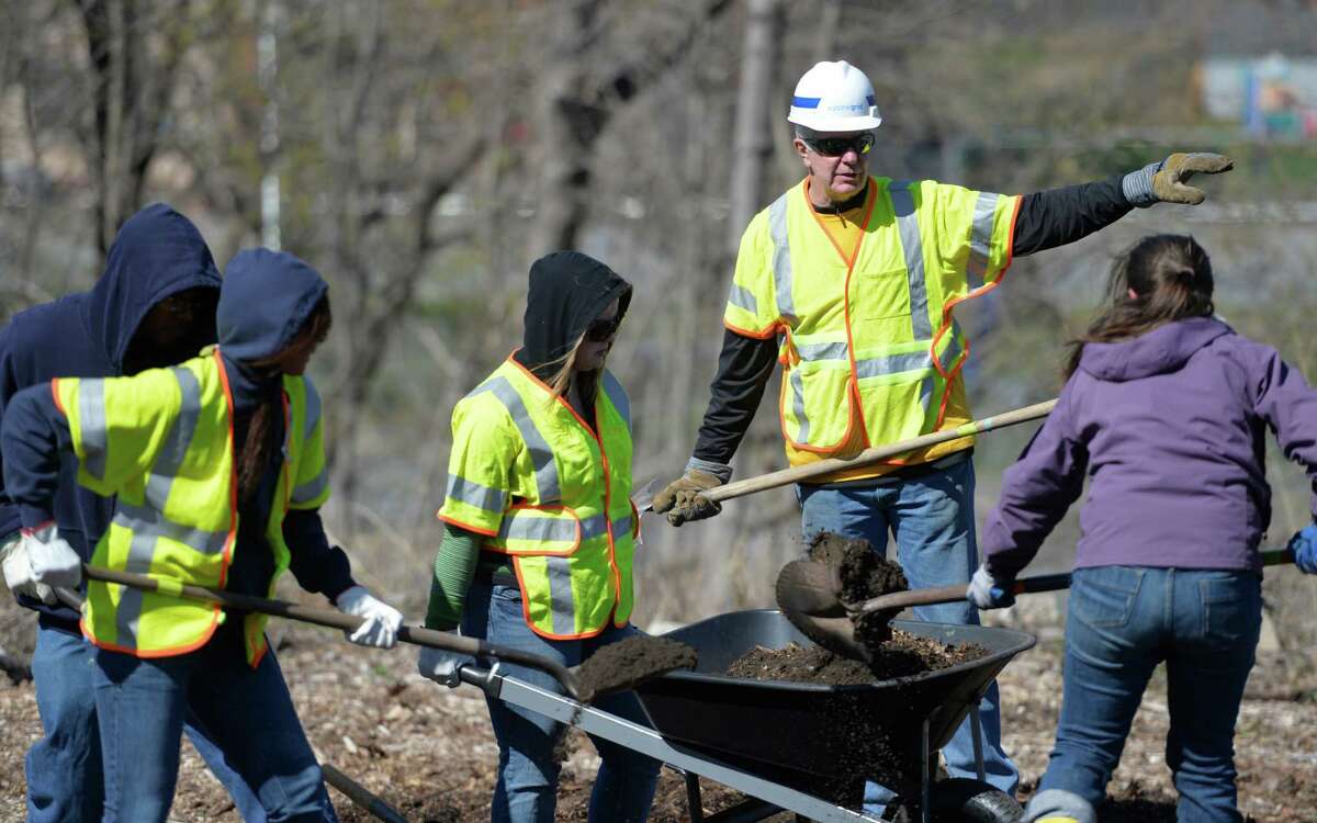 Photos: National Grid workers volunteer at garden