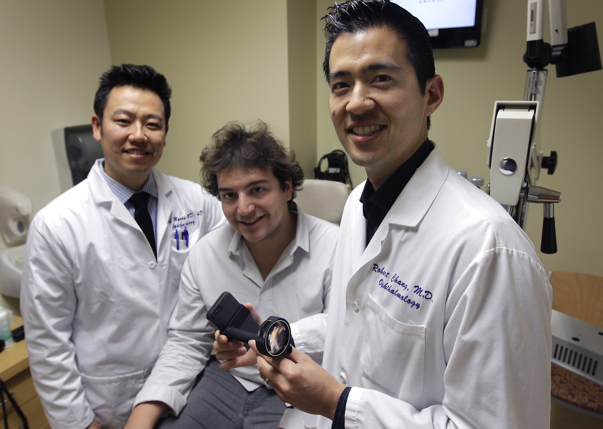 Phone adaptor gives doctors closer look at patients' eyes