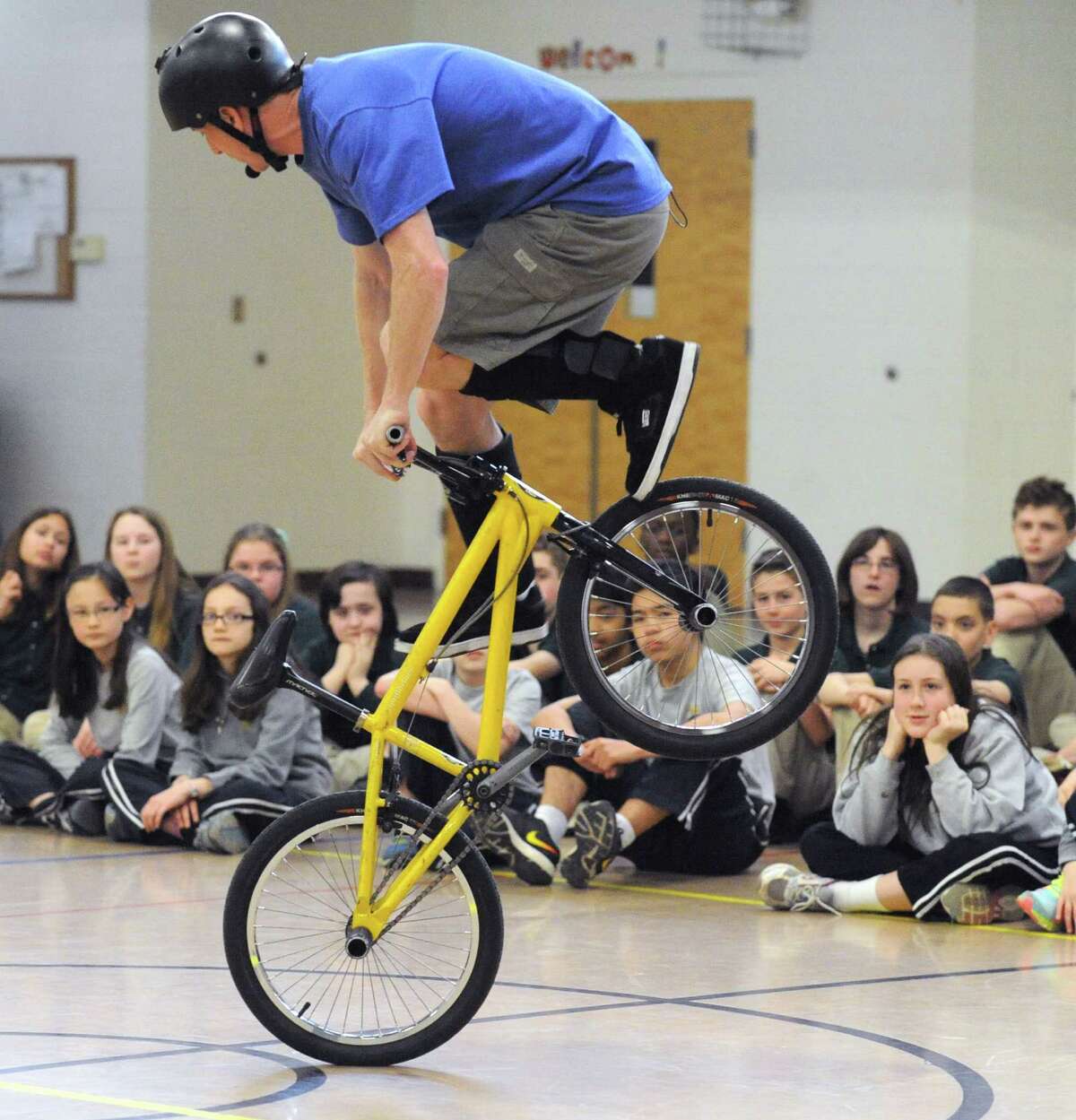 Photos: Bicycle stunt rider