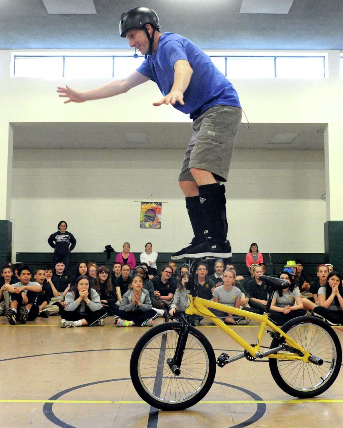 Photos: Bicycle stunt rider