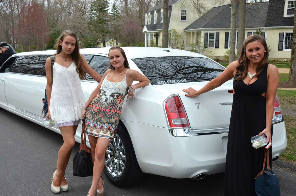 New Canaan juniors celebrate prom