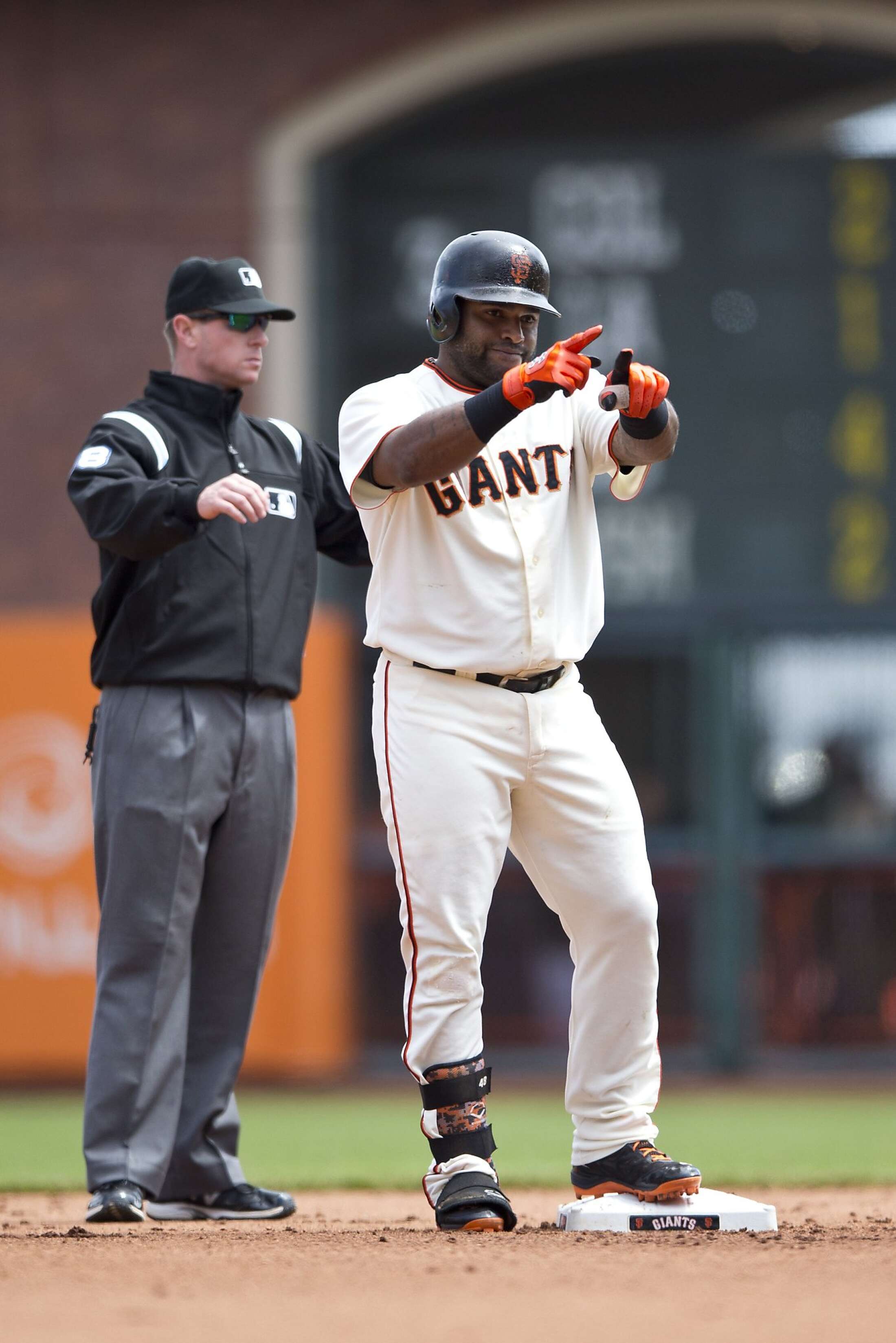 Hicks' homer lifts Giants over Indians in 9th