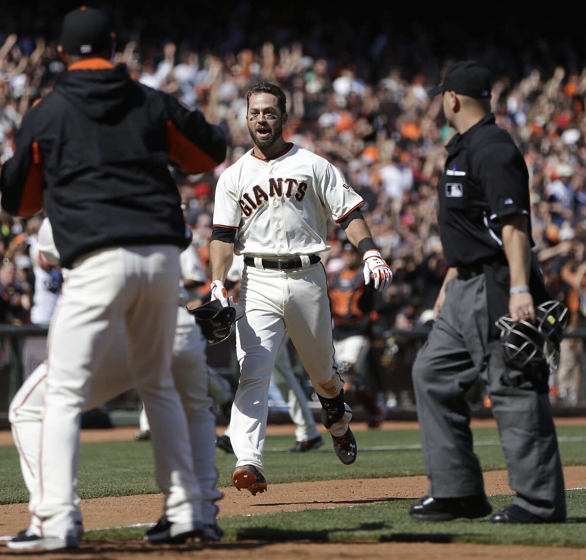 Hicks' homer lifts Giants over Indians in 9th