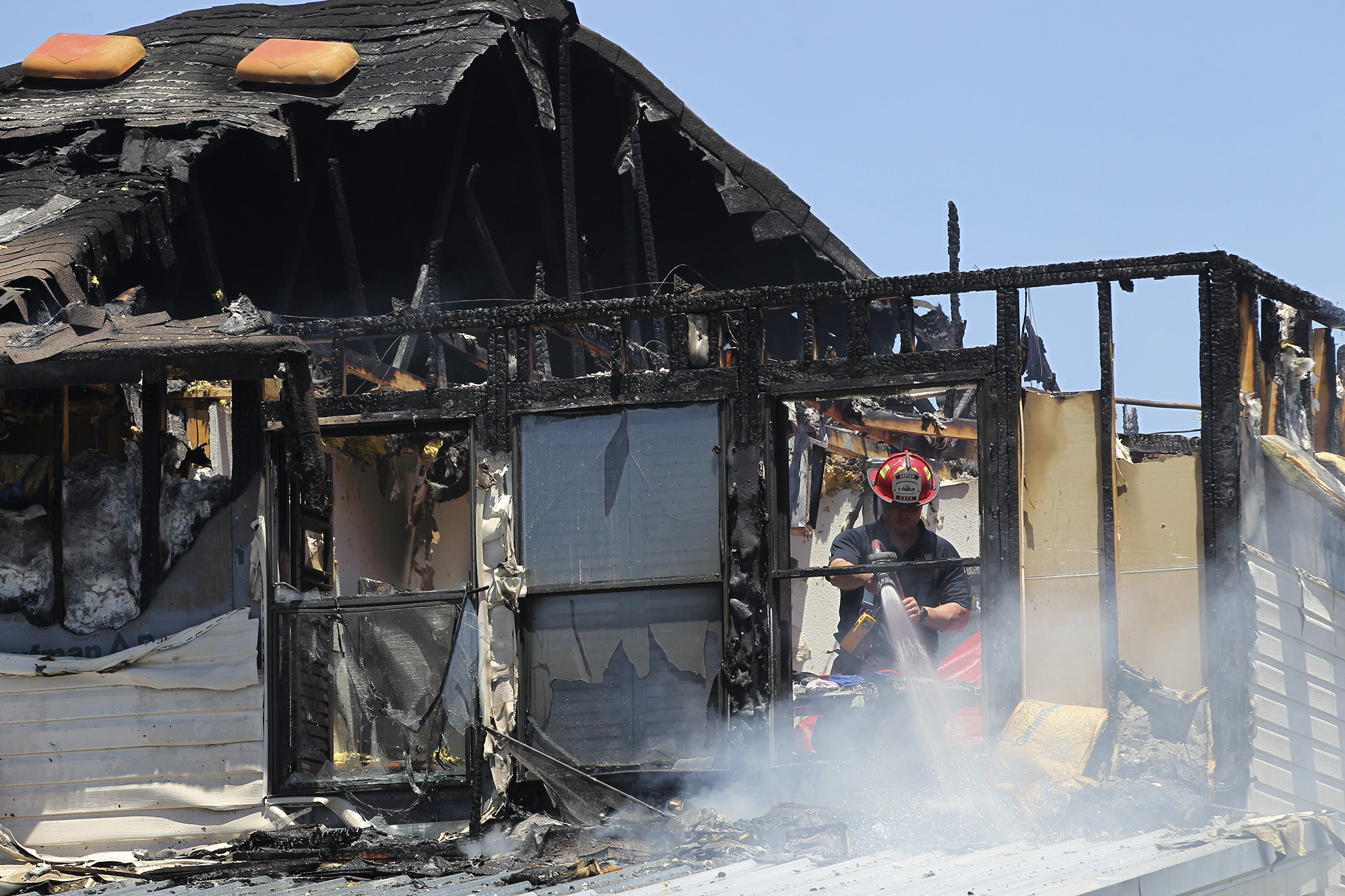 Neighbor alerts showering man to house fire