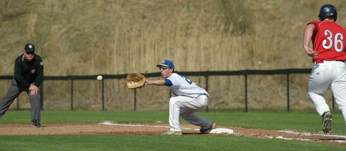 Pomperaug, Newtown split baseball doublheader