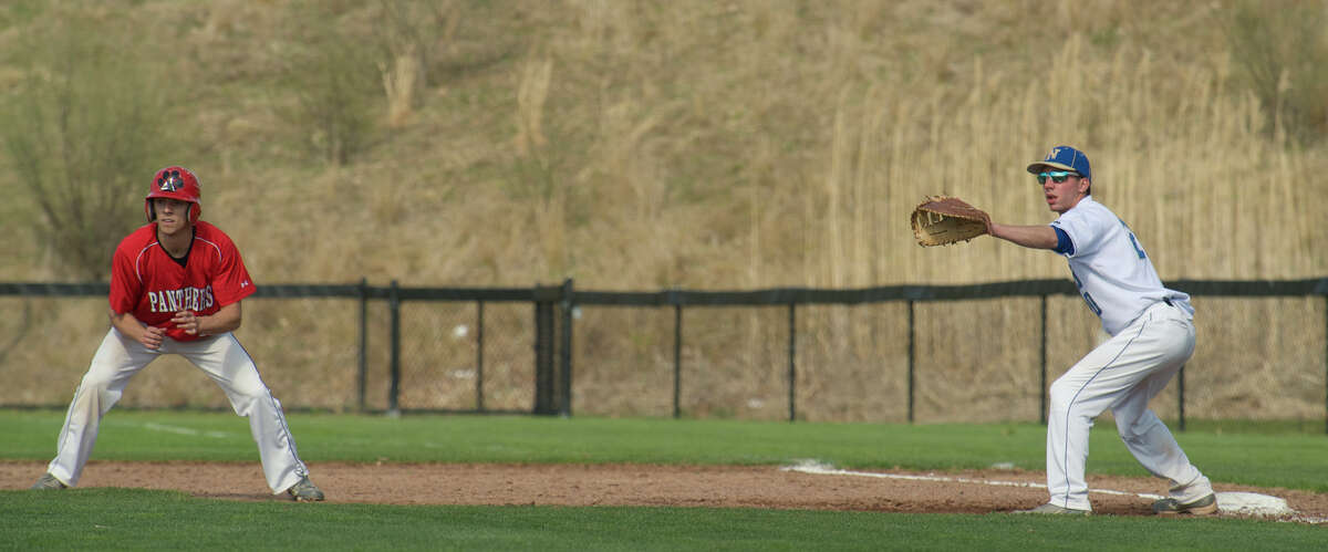 Pomperaug, Newtown split baseball doublheader