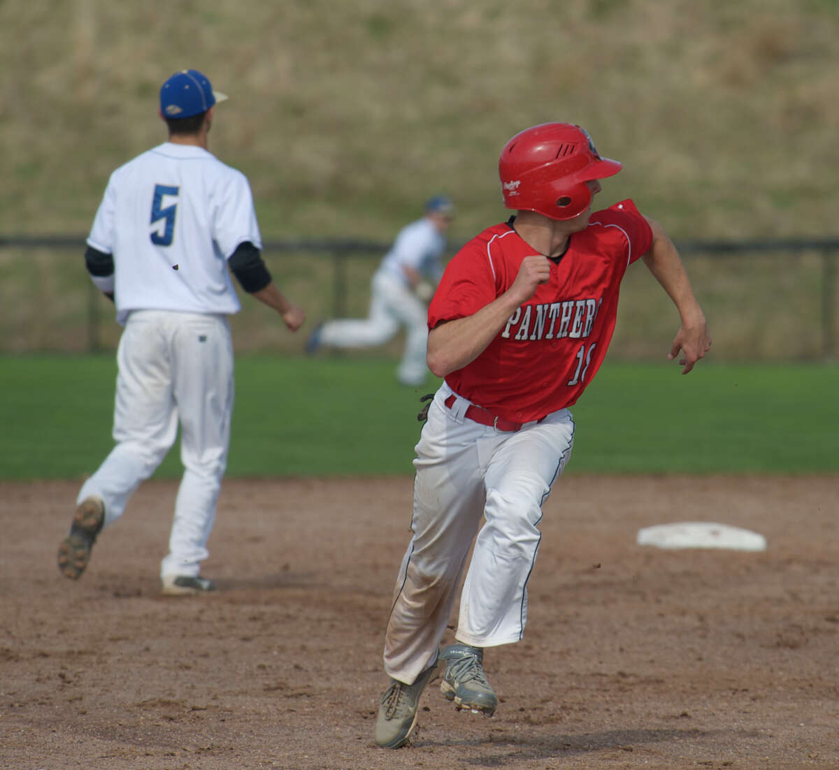 Pomperaug, Newtown split baseball doublheader