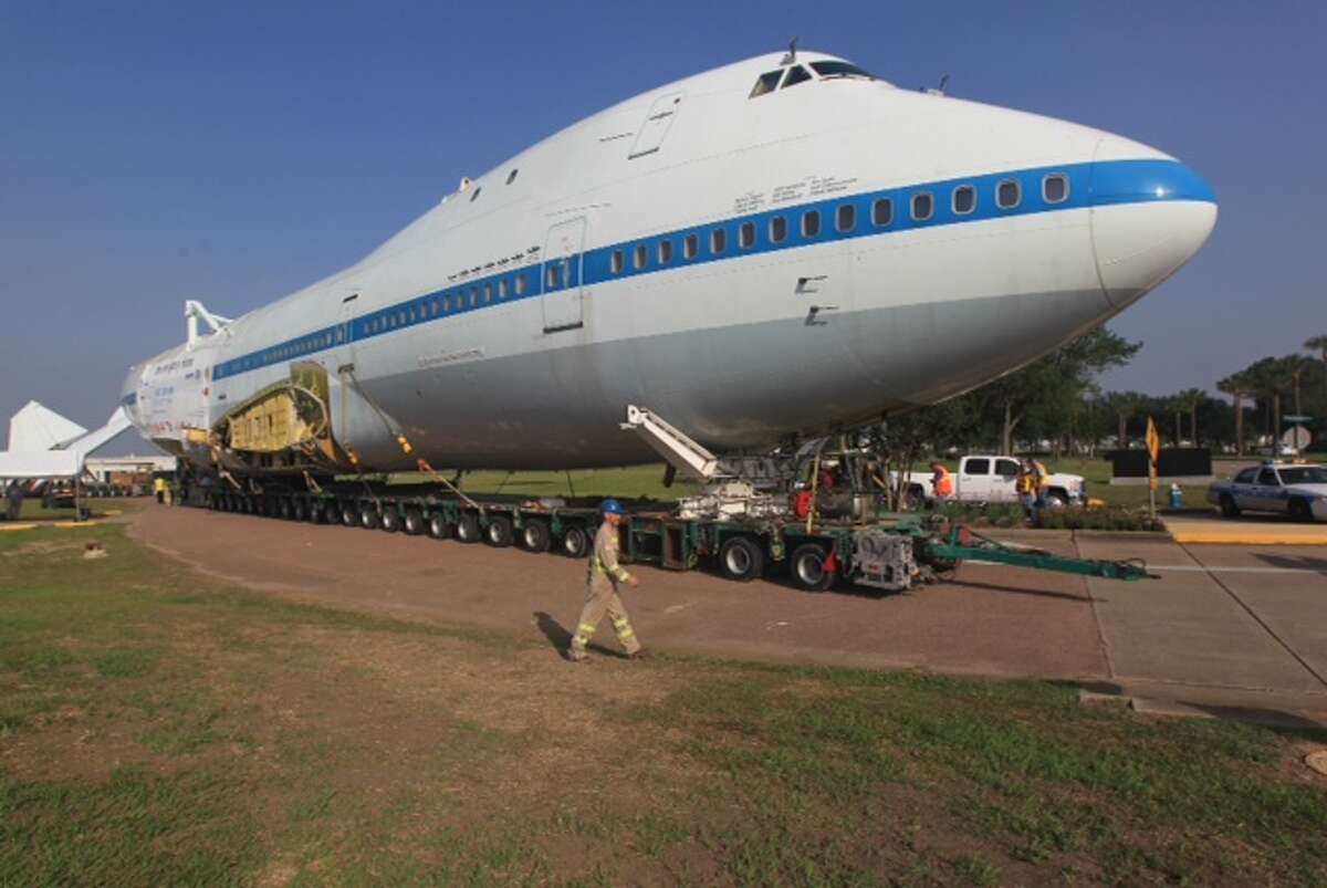 Space Shuttler Carrier 747 starts eight-mile move
