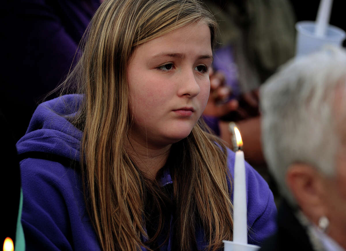 2,000 pay tribute to slain teen