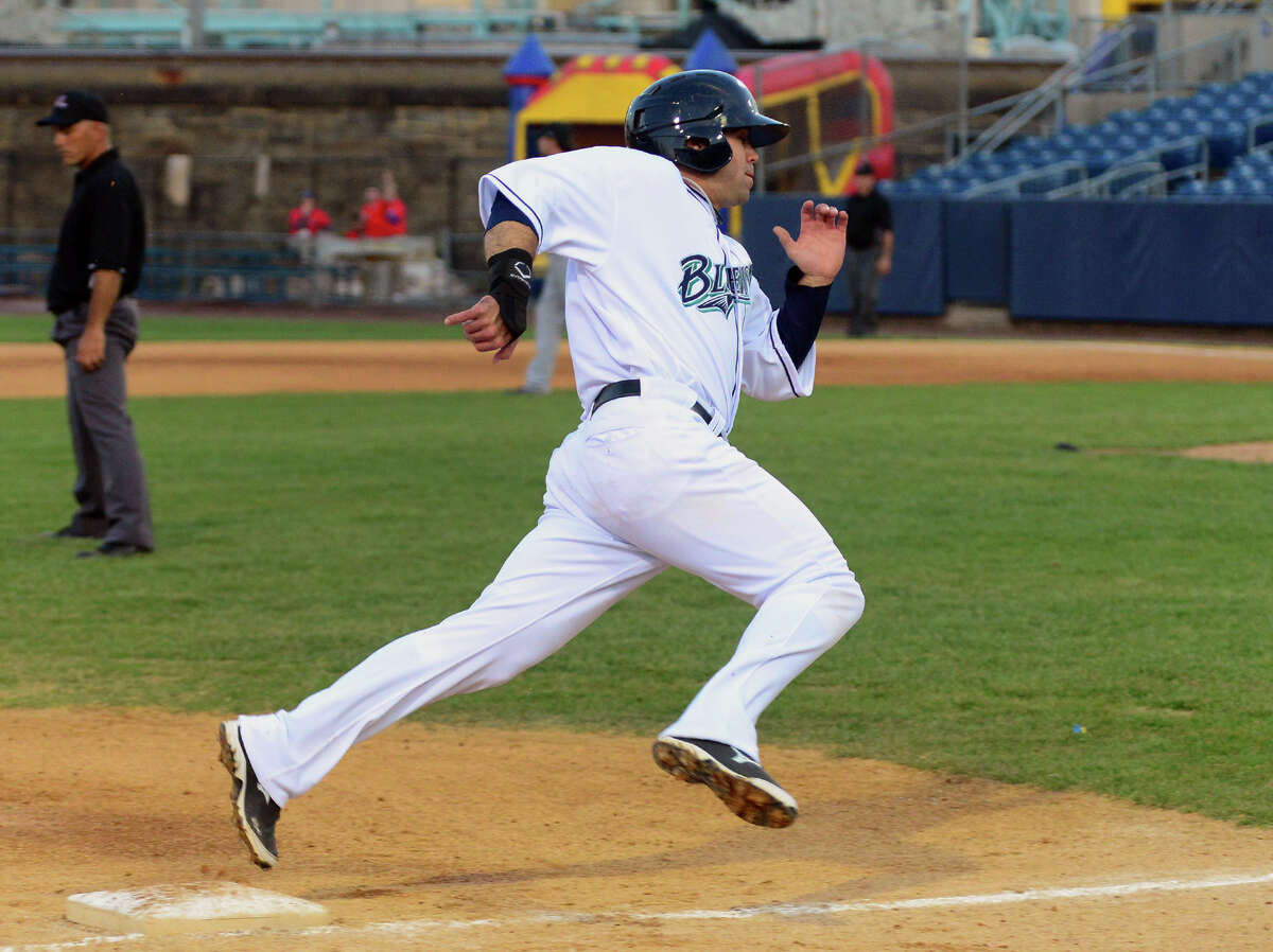 Simmons finds form, helps Bluefish to DH sweep