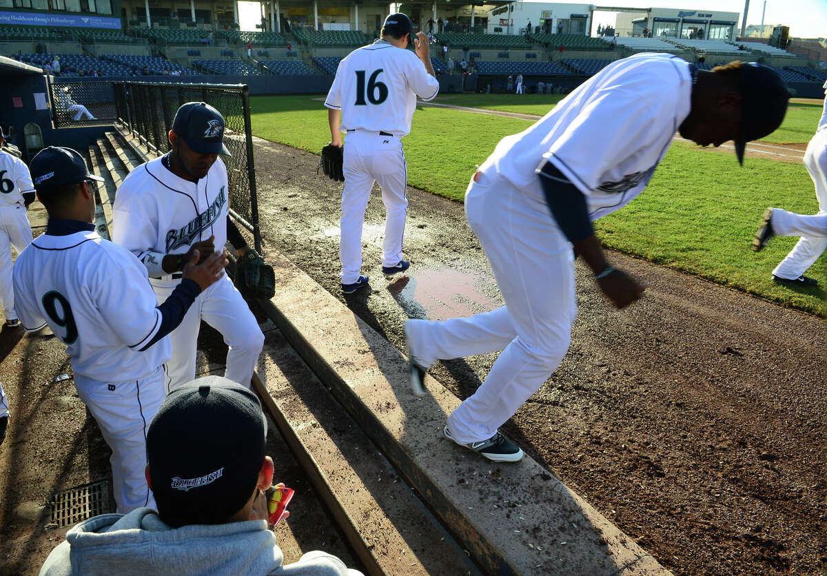 Simmons finds form, helps Bluefish to DH sweep