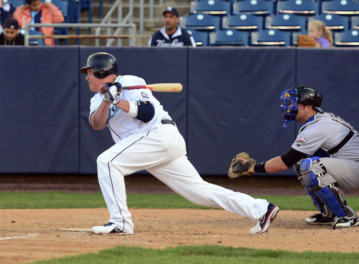 Simmons finds form, helps Bluefish to DH sweep