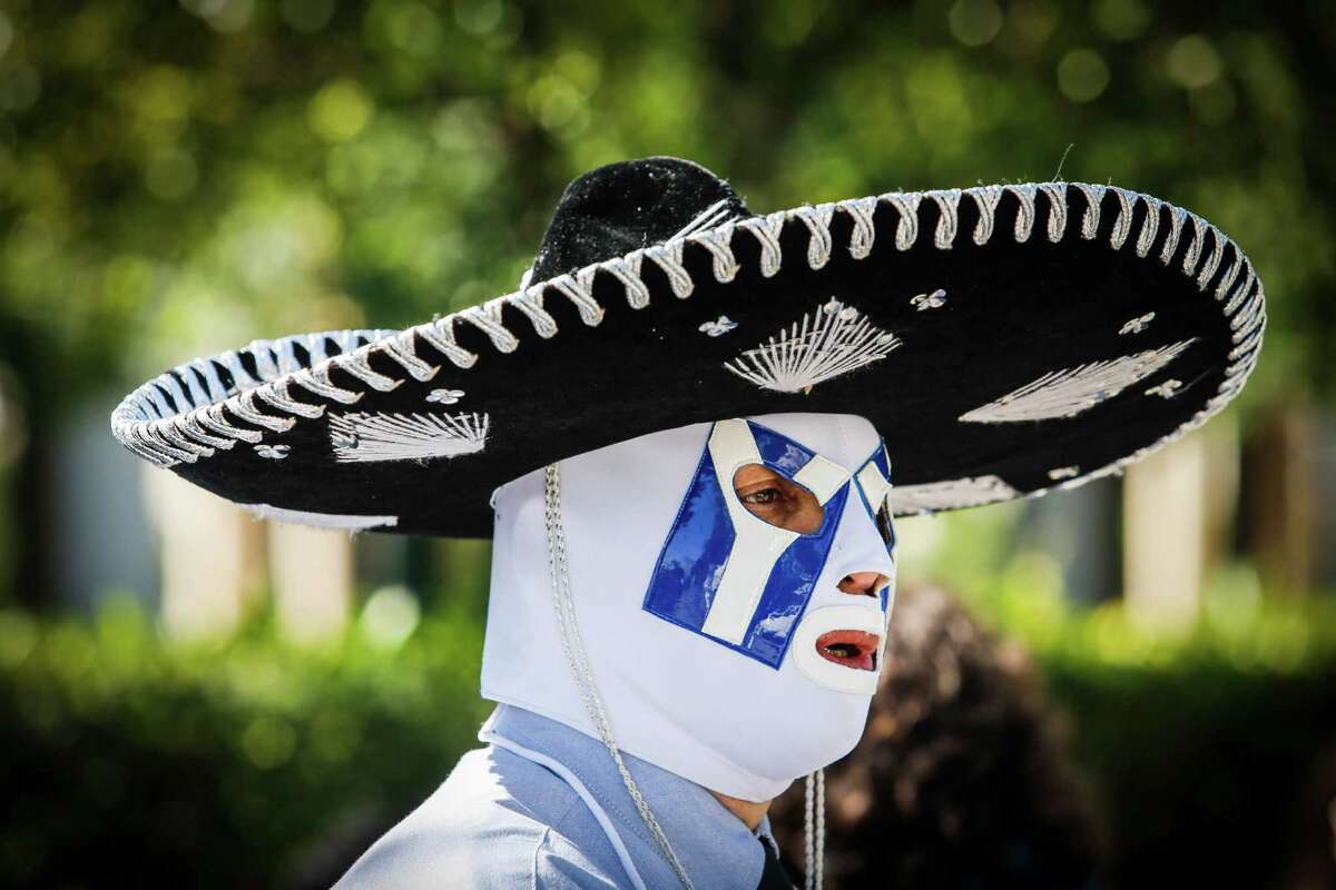Cinco de Mayo parade draws thousands, from all backgrounds, to downtown Cinco de Mayo parade draws thousands, from all backgrounds, to downtown