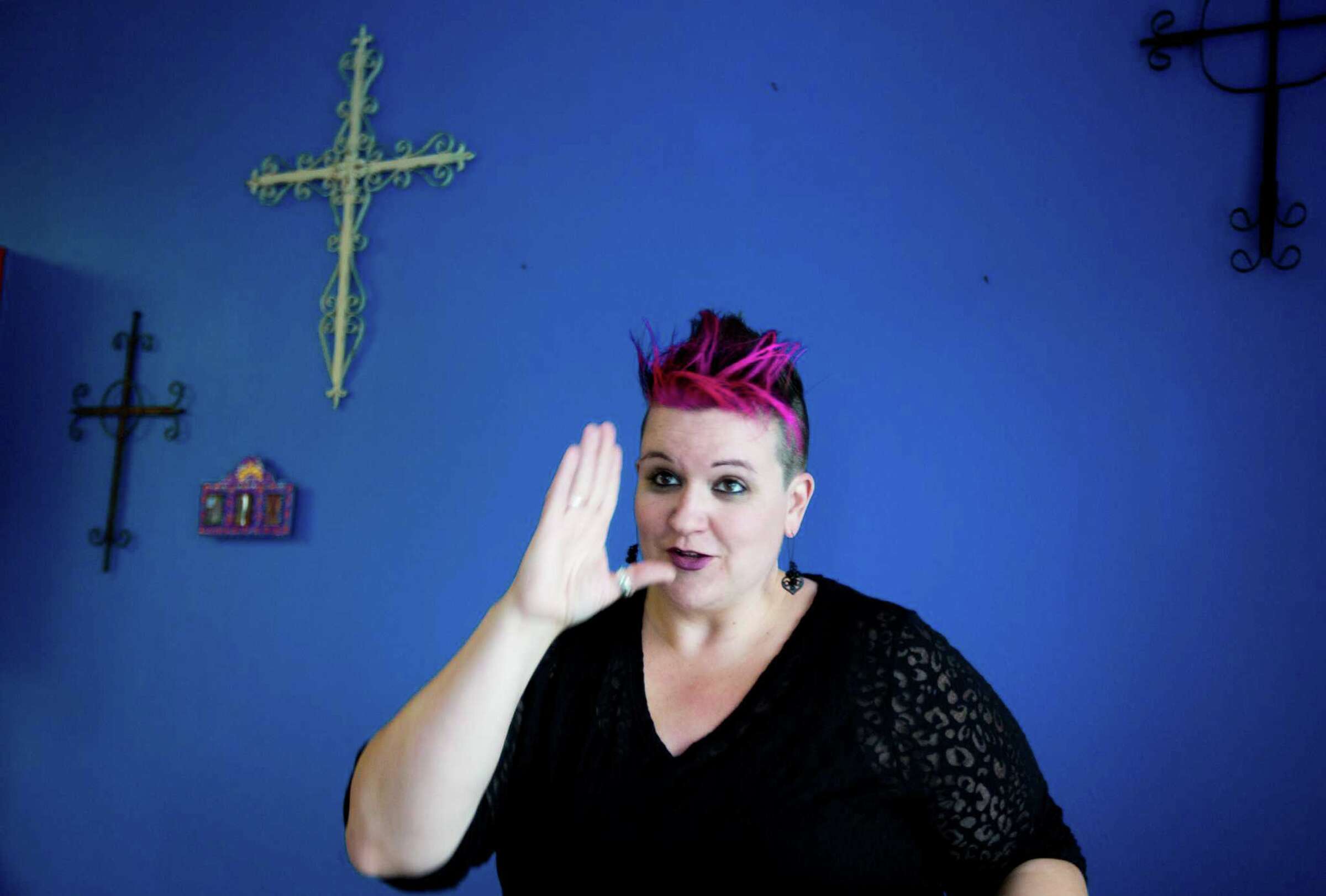 Sign language interpreter helps deaf audiences enjoy music, dirty ...