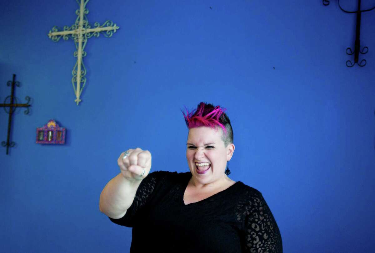 Sign language interpreter helps deaf audiences enjoy music, dirty ...