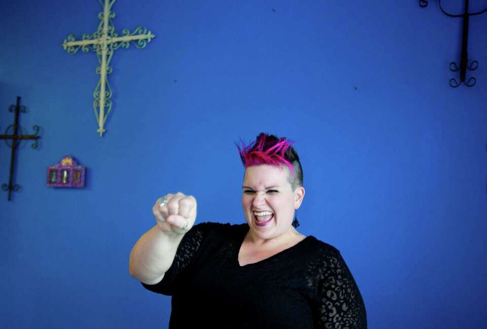 Sign language interpreter helps deaf audiences enjoy music, dirty ...