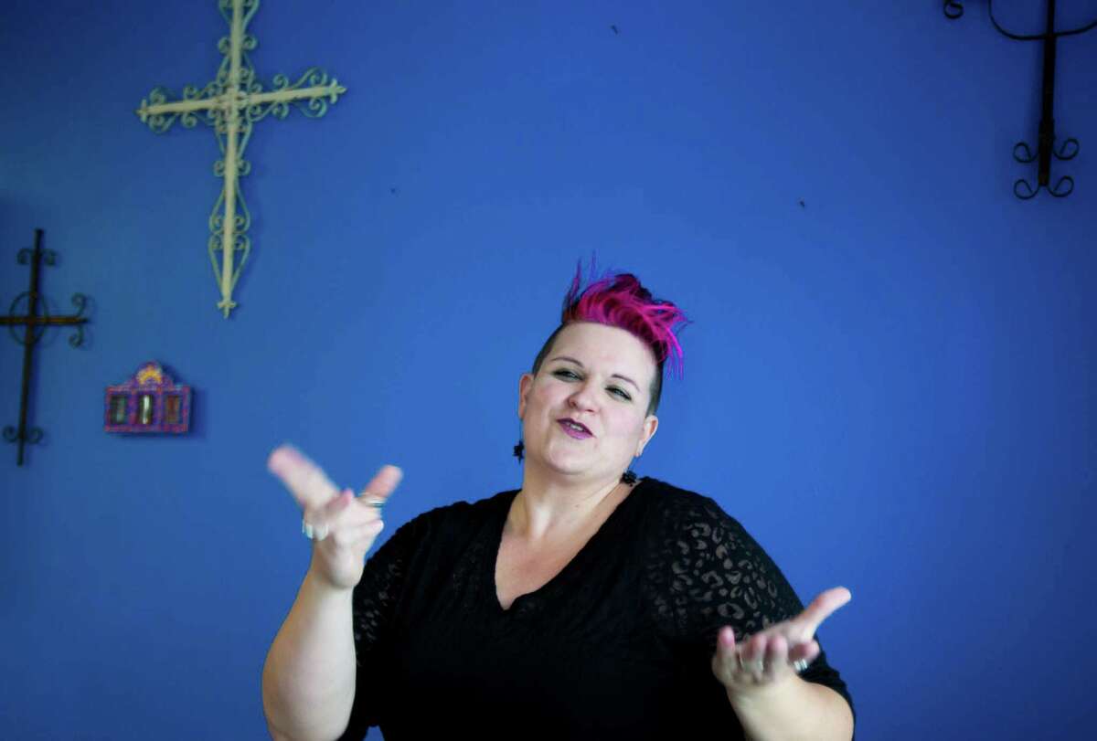 Sign language interpreter helps deaf audiences enjoy music, dirty ...