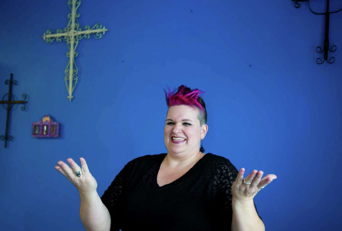 Sign language interpreter helps deaf audiences enjoy music, dirty ...