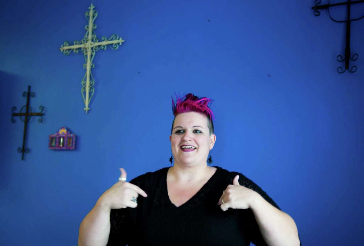 Sign language interpreter helps deaf audiences enjoy music, dirty ...