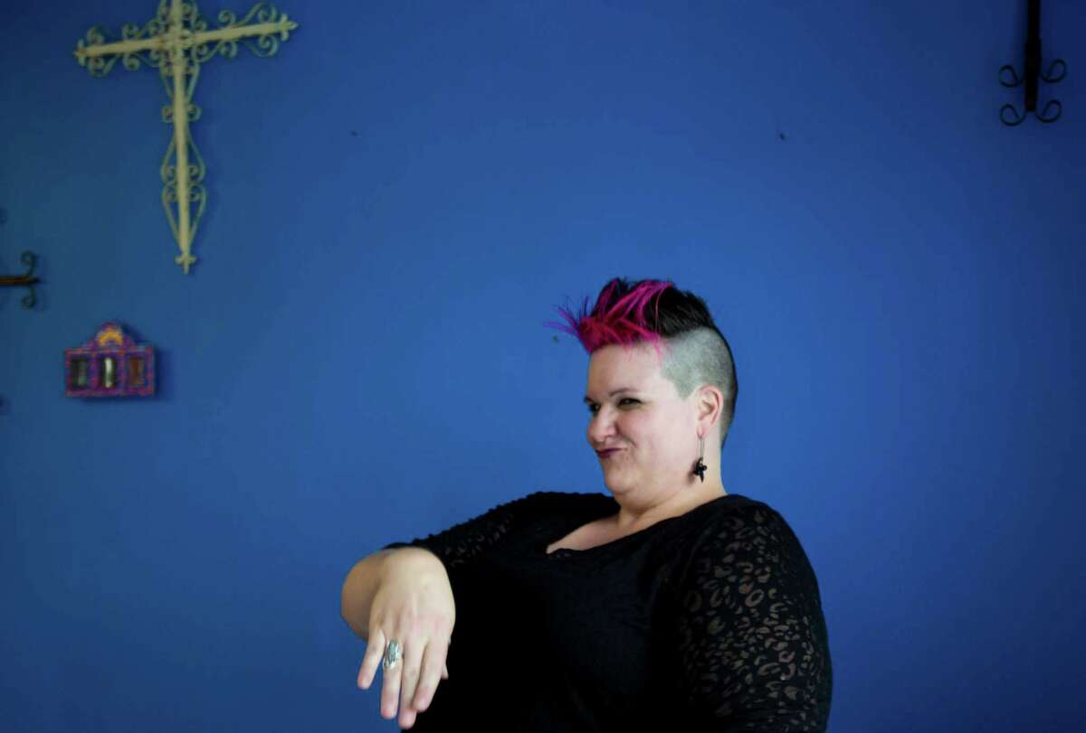 Sign language interpreter helps deaf audiences enjoy music, dirty ...