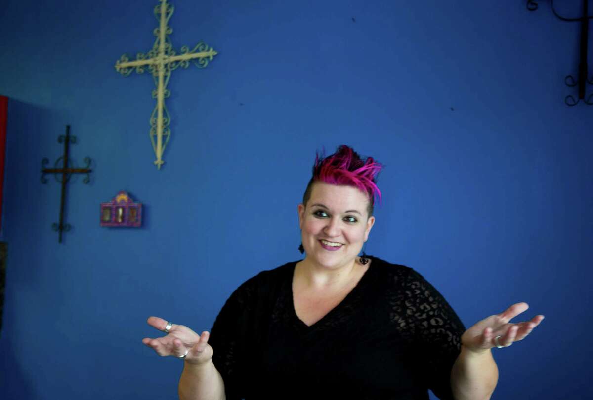 Sign language interpreter helps deaf audiences enjoy music, dirty ...