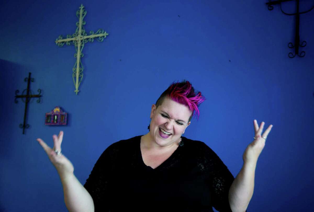 Sign language interpreter helps deaf audiences enjoy music, dirty ...