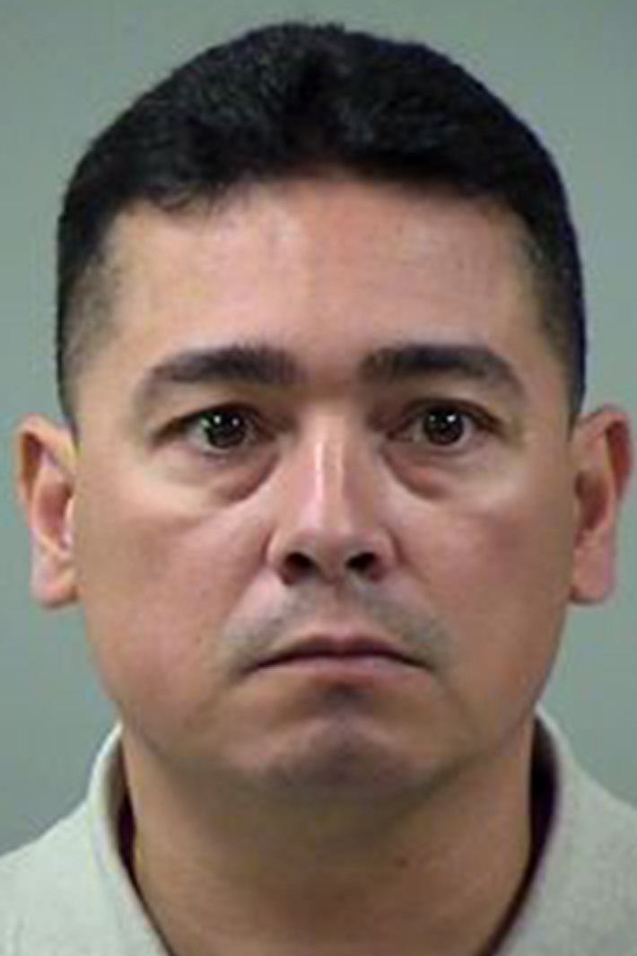 Helotes police lieutenant charged with choking girlfriend
