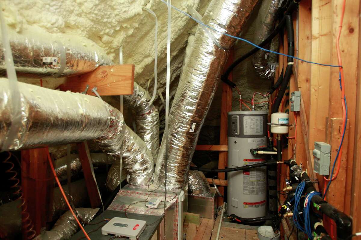 Natural gas-fueled house generates its own power