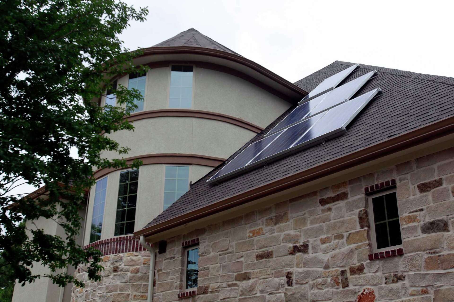 Natural gas-fueled house generates its own power