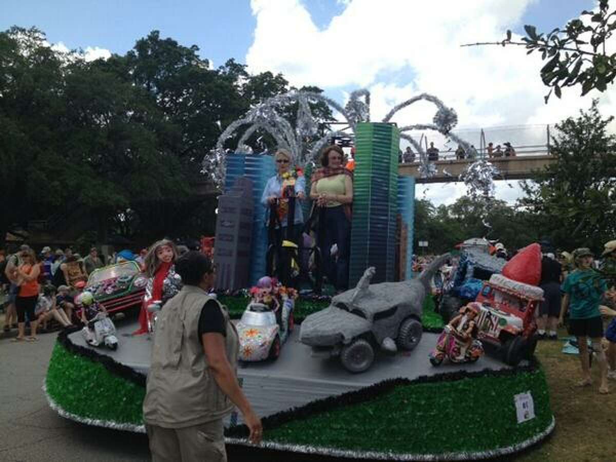Hundreds of thousands turn out for record-setting Art Car Parade