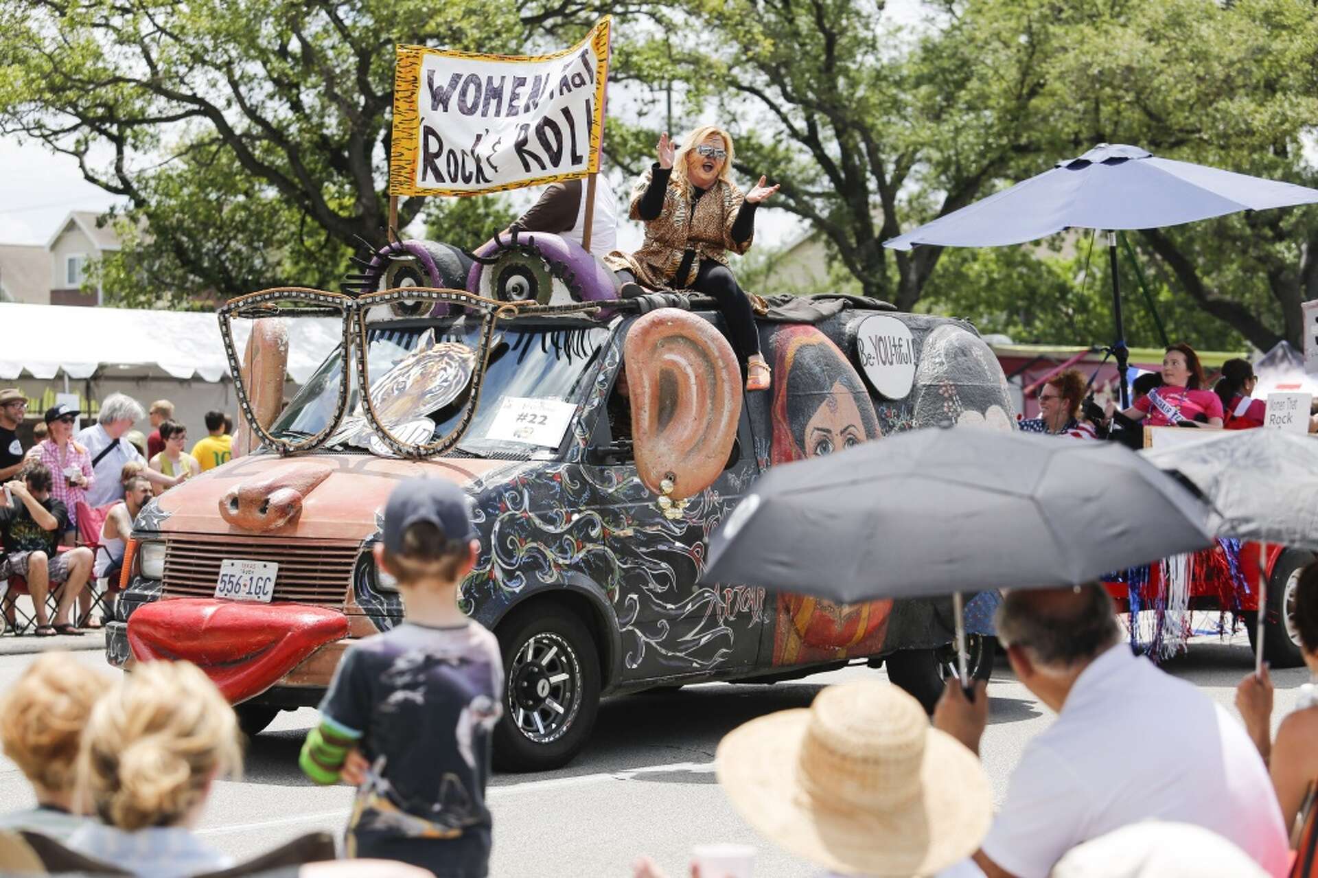 Hundreds of thousands turn out for record-setting Art Car Parade