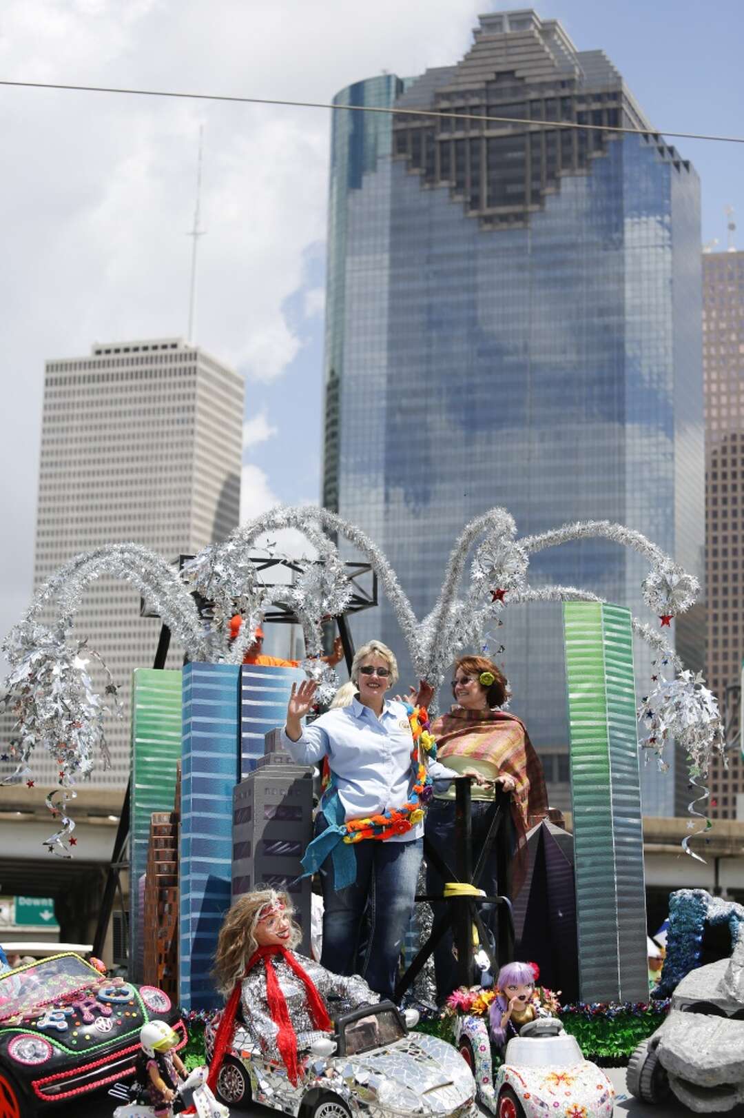 Hundreds of thousands turn out for record-setting Art Car Parade