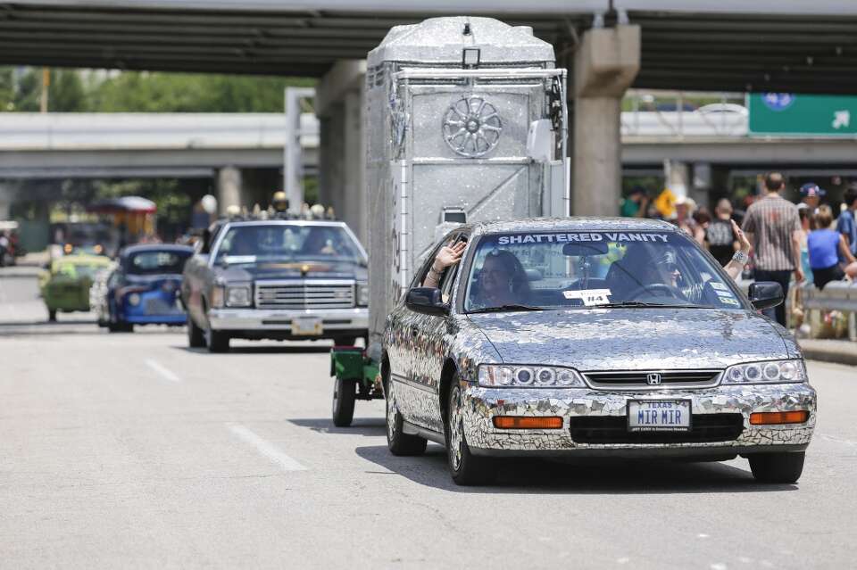 Hundreds of thousands turn out for record-setting Art Car Parade