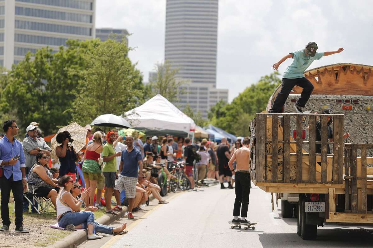 Hundreds of thousands turn out for record-setting Art Car Parade